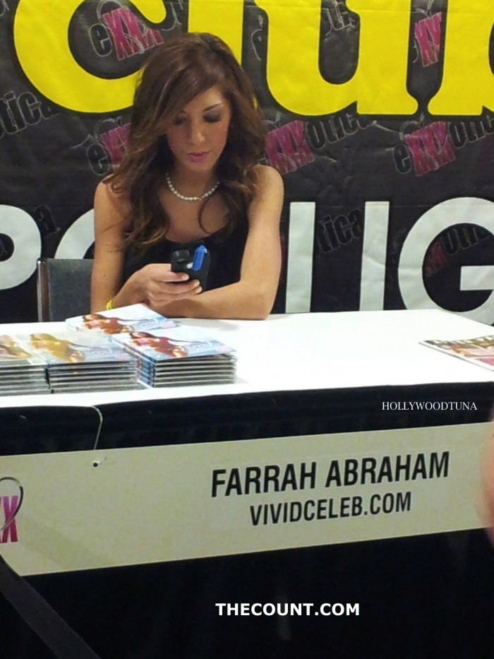 Farrah Abraham TRADE SHOW BOOTH FAIL - TheCount.com