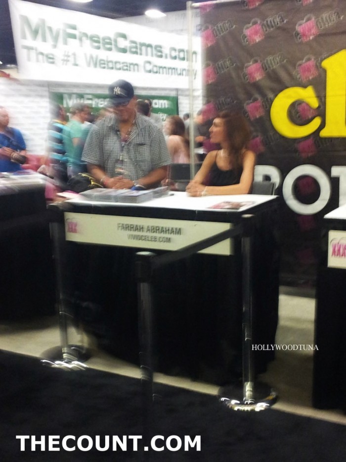 Farrah Abraham TRADE SHOW BOOTH FAIL - TheCount.com