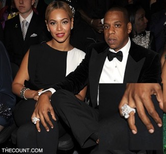 Beyonce Flashing Those Illuminati Hand Signs AGAIN! - TheCount.com
