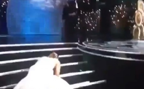 Silver Lining? Jennifer Lawrence FALL DOWN GO BOOM On Oscar Stairs ...